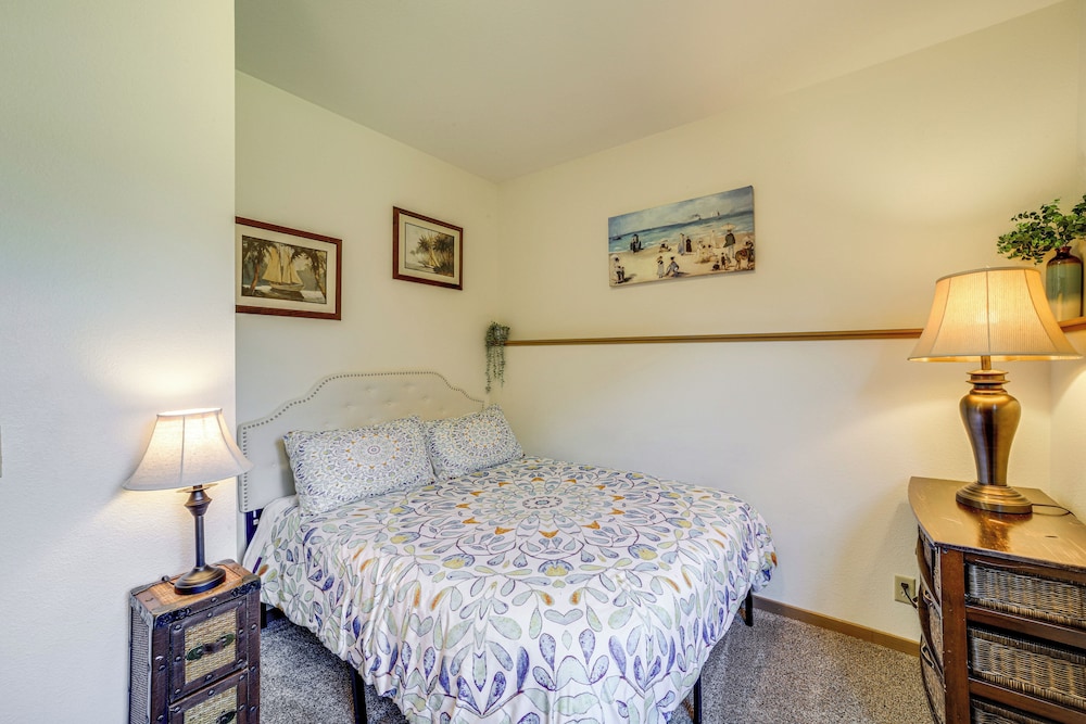 Modern Retreat W/ Hot Tub - Steps To Lake Chelan! - Manson, WA