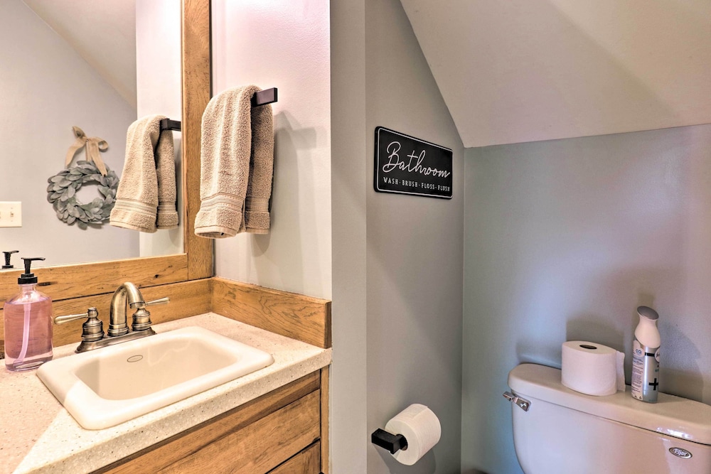 Cozy Retreat W/ Deck & Sapphire Resort Access! - Cashiers, NC