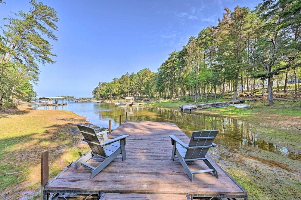 Lakefront Anderson Paradise: Dock, Fire Pit! - Lake Hartwell