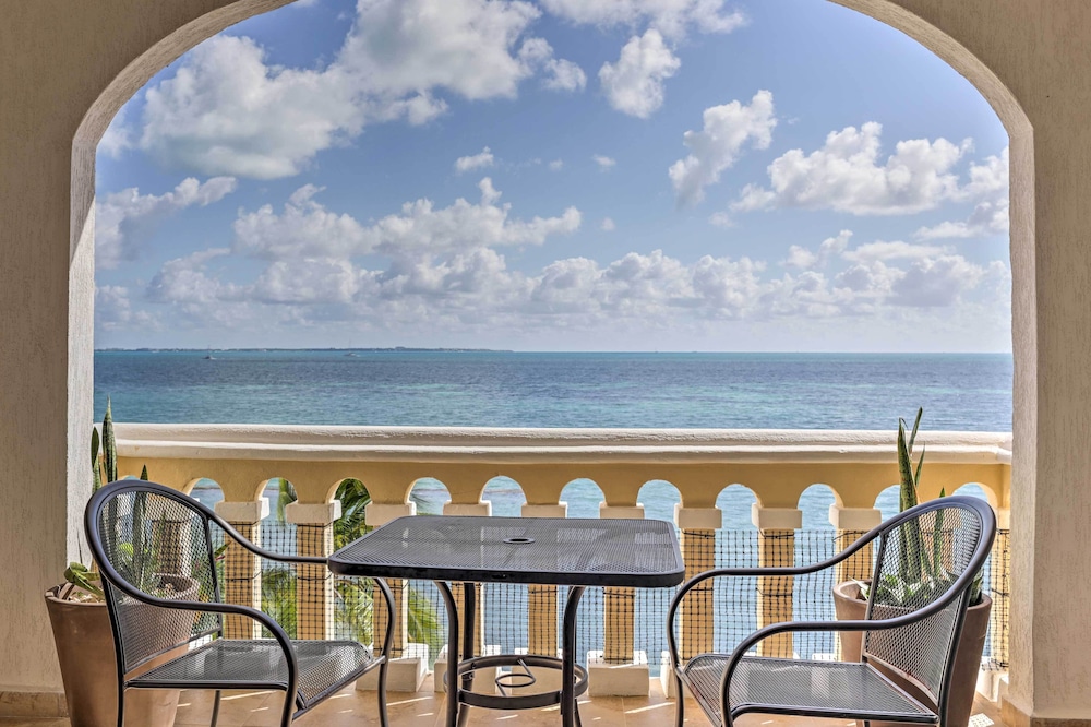 Private Balcony W/ Views: Oceanfront Cancun Condo! - Cancún