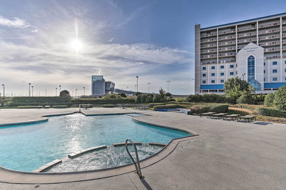 Shop & Dine: Fort Worth Condo W/ Racetrack Views! - Roanoke, TX