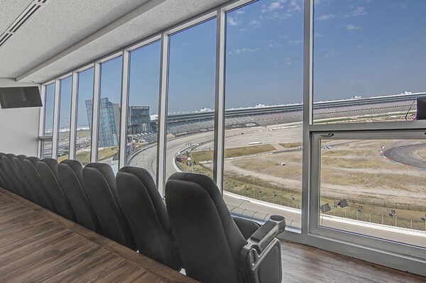 Shop & Dine: Fort Worth Condo W/ Racetrack Views! - Roanoke, TX