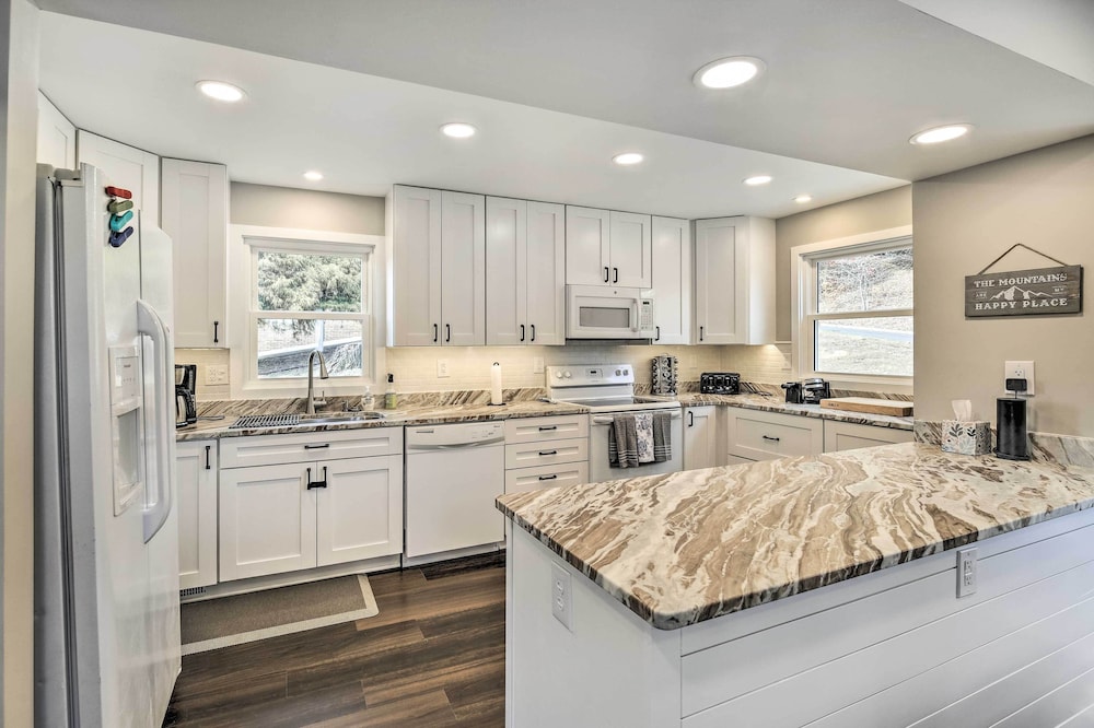 Updated Kingsport Home W/ Deck + Mtn Views! - Natural Tunnel State Park, Duffield