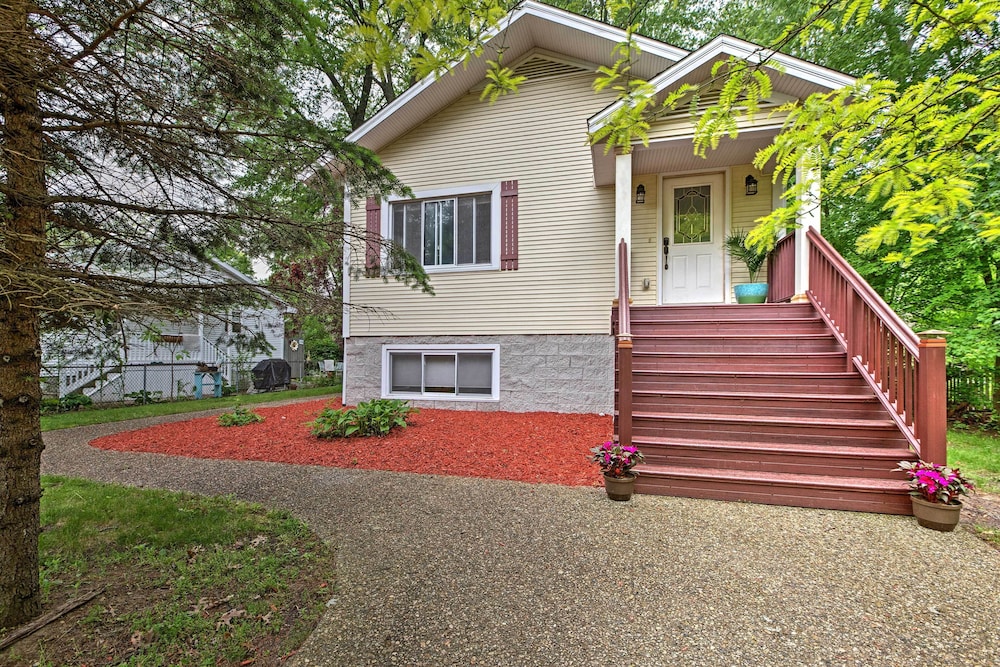 Cozy Union Pier House W/ Hot Tub, Deck & Backyard! - New Buffalo, MI