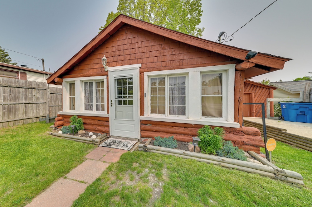 Cozy Houghton Lake Vacation Rental W/ Fireplace! - Michigan