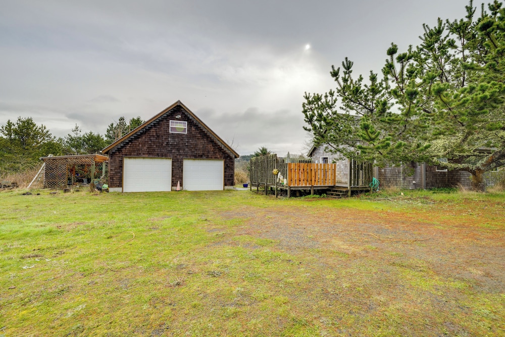 Waterfront Getaway On 10 Acres Near Sunset Beach! - Astoria, OR
