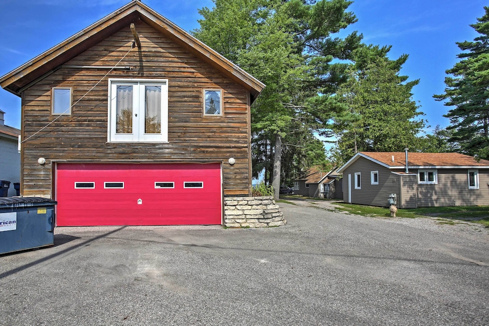 Quaint Studio W/ Shared Beach: Walk To Suttons Bay - Suttons Bay, MI