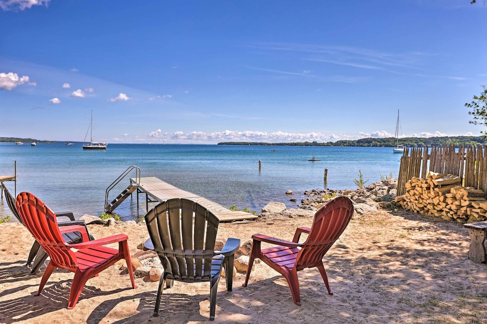 Quaint Studio W/ Shared Beach: Walk To Suttons Bay - Suttons Bay, MI