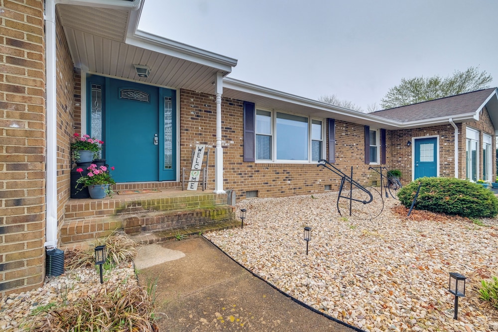 Deck & Pasture Views! Bealeton Farmhouse Escape - Midland, VA