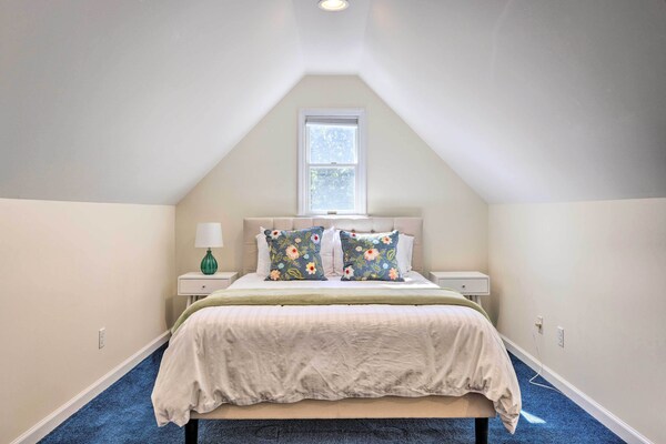 Classy Getaway W/ Deck & Yard < 1 Mi To Beach - The Hamptons, NY