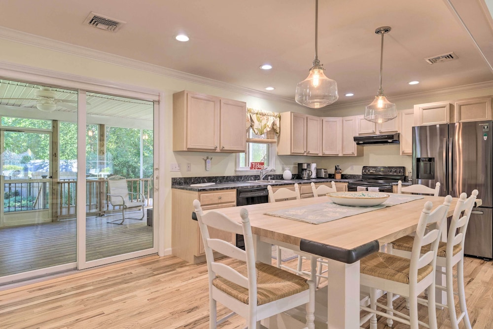 Classy Getaway W/ Deck & Yard < 1 Mi To Beach - Long Island, NY