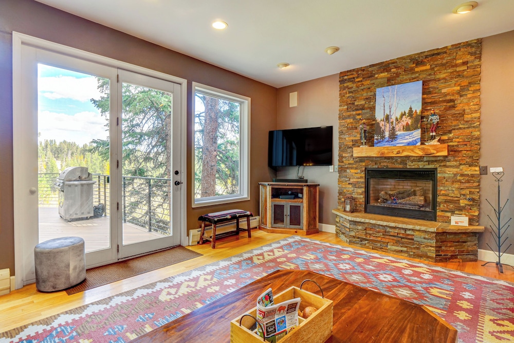 Mtn-view Breck Home W/ Hot Tub ~ 1 Mi To Ski Lift! - Breckenridge, CO