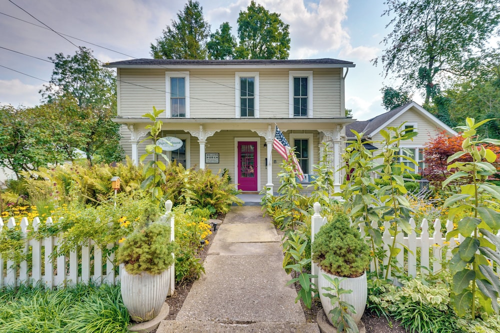 'The Porch House' Located In Historic Village - Lake Hudson, Granville