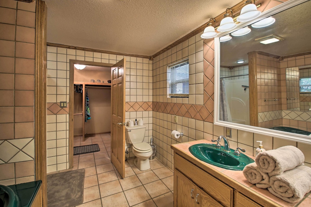 Lakefront Gem W/ Docks In Hot Springs! - Hot Springs, AR