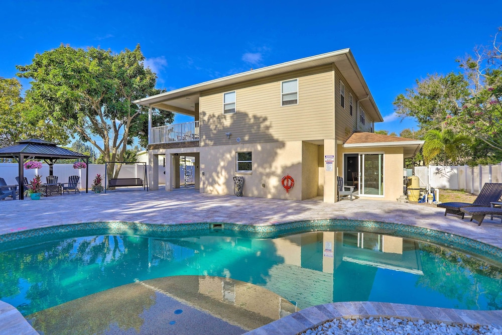 Modern Clearwater Home W/ Deck: 9 Mi To Beach - Clearwater, FL