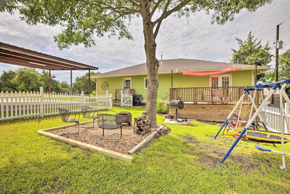 'The Gathering Place' Brenham Home On 6 Acres - Brenham, TX