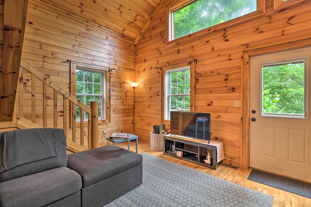 Cozy Boone Cabin W/ Deck: Close To Downtown! - Boone, NC