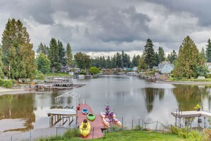 Um lago tranquilo com docas, caiaques e pedalinhos.
