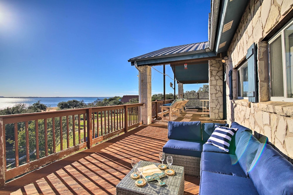 Sunny Lakefront Escape W/ Private Beach & Deck - Lake Buchanan, TX