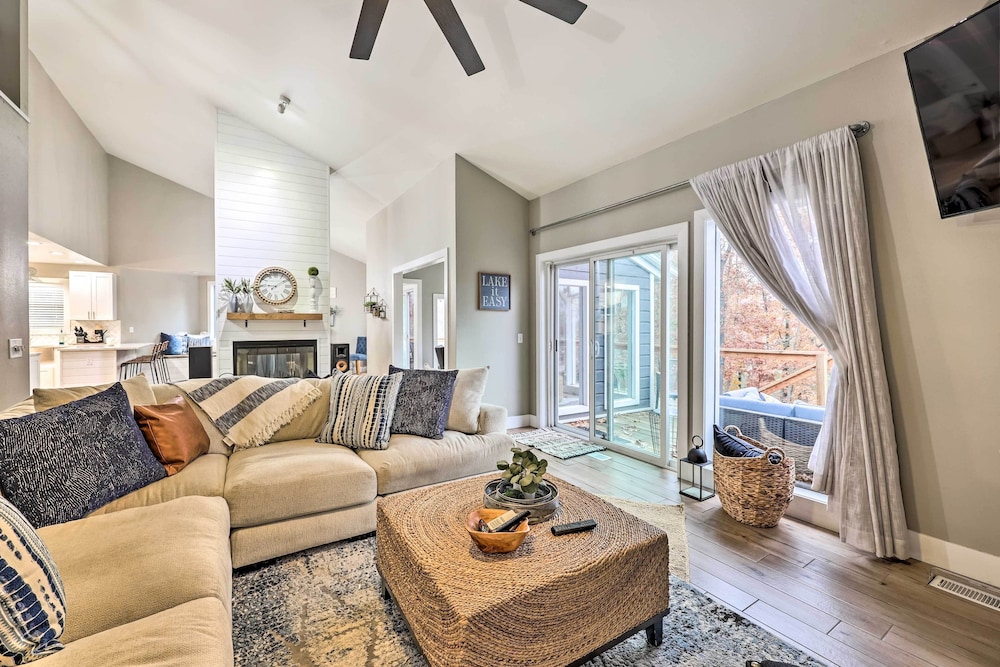 Lakefront Rogers Getaway W/ Hot Tub & Deck! - Beaver Lake, AR