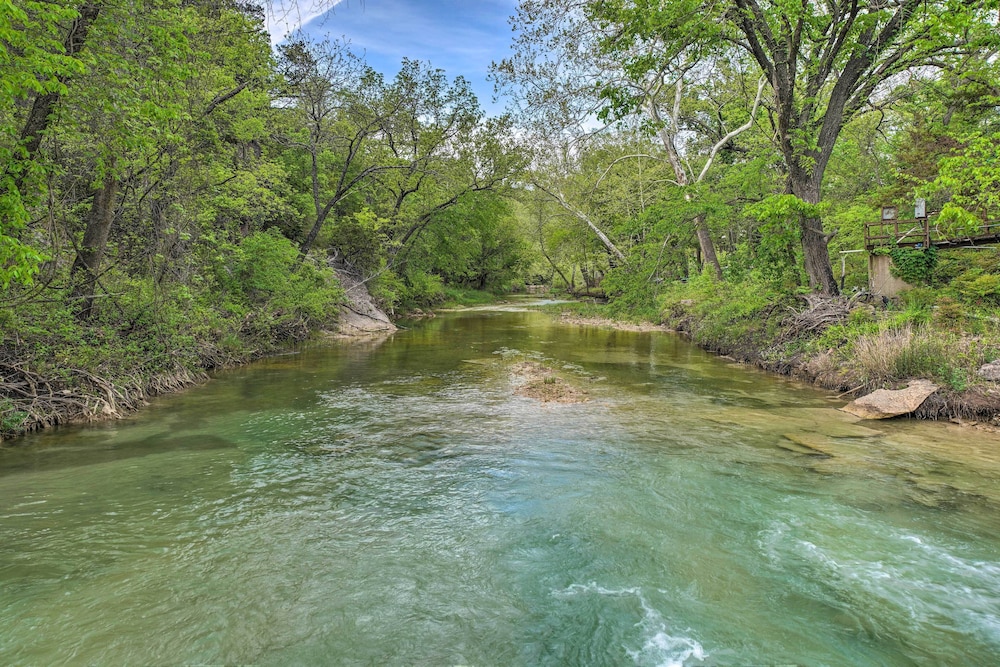 'Cedar Falls Cabin 4': Nestled By Honey Creek - Davis, OK