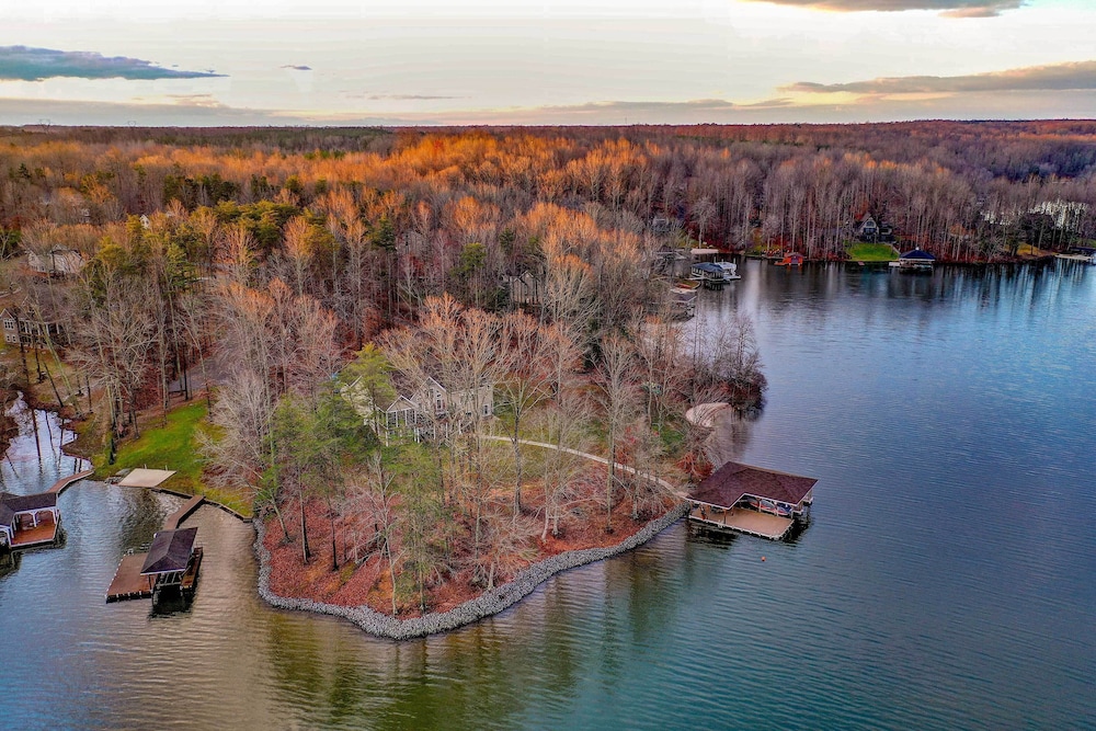 Lake Anna Home W/ Dock & Private Shoreline! - Lake Anna, VA