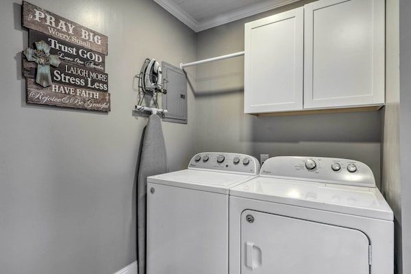 Peaceful Renovated Home With Deck On Half Acre! - North Carolina Zoo, Asheboro