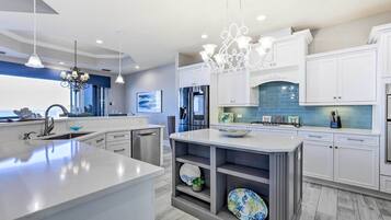 Casa (5 Bedrooms) | Cozinha privada | Um micro-ondas, um forno, uma placa de cozinha