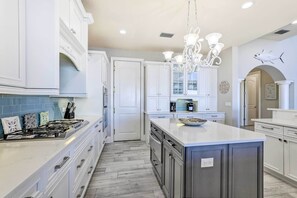 Casa (5 Bedrooms) | Cozinha privada | Micro-ondas, fogão, cooktop, lava-louças