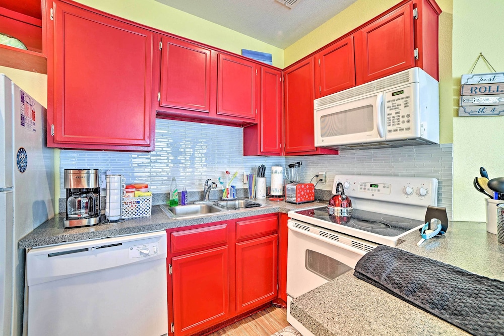 Corpus Christi Resort Condo - Walk To Beach! - Corpus Christi, TX