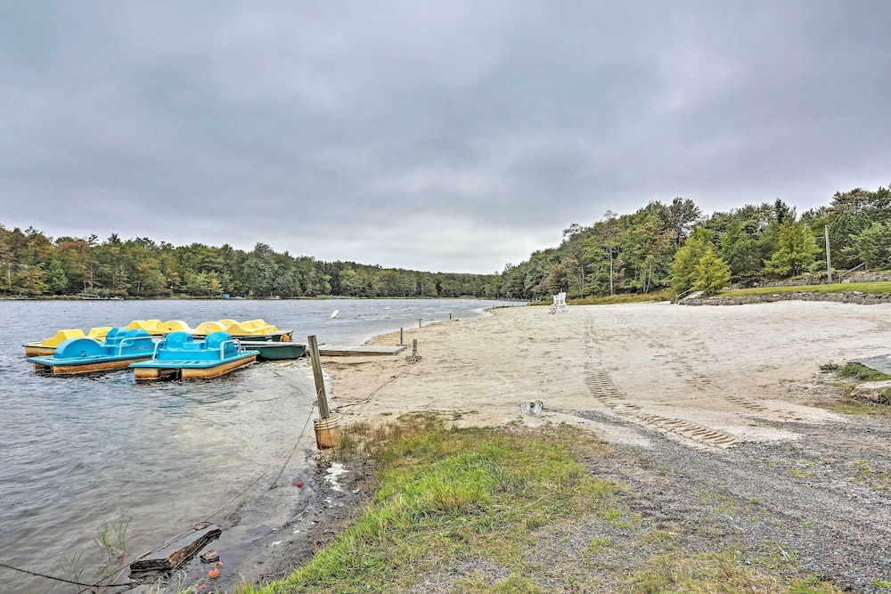 15 Mi To Camelback Ski Resort: Home W/ Deck! - Pocono Mountains, PA