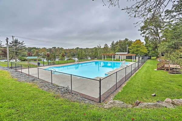 15 Mi To Camelback Ski Resort: Home W/ Deck! - Pocono Mountains, PA