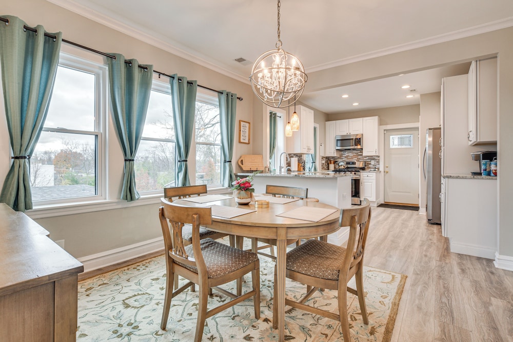 Family Apartment W/ Deck + Yard Near Northwestern - Evanston, IL