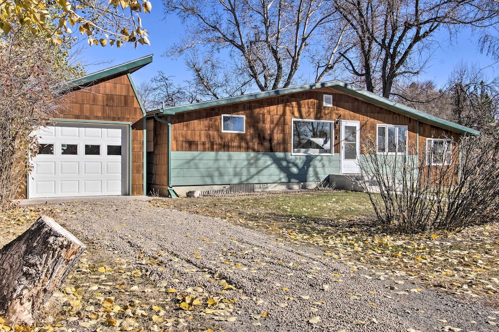 Cozy Choteau Home W/ Fire Pit, Grill, Yard! - Montana