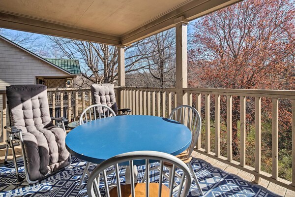 Balcony + Pool Access! Couples Escape In Lake Lure - Lake Lure, NC