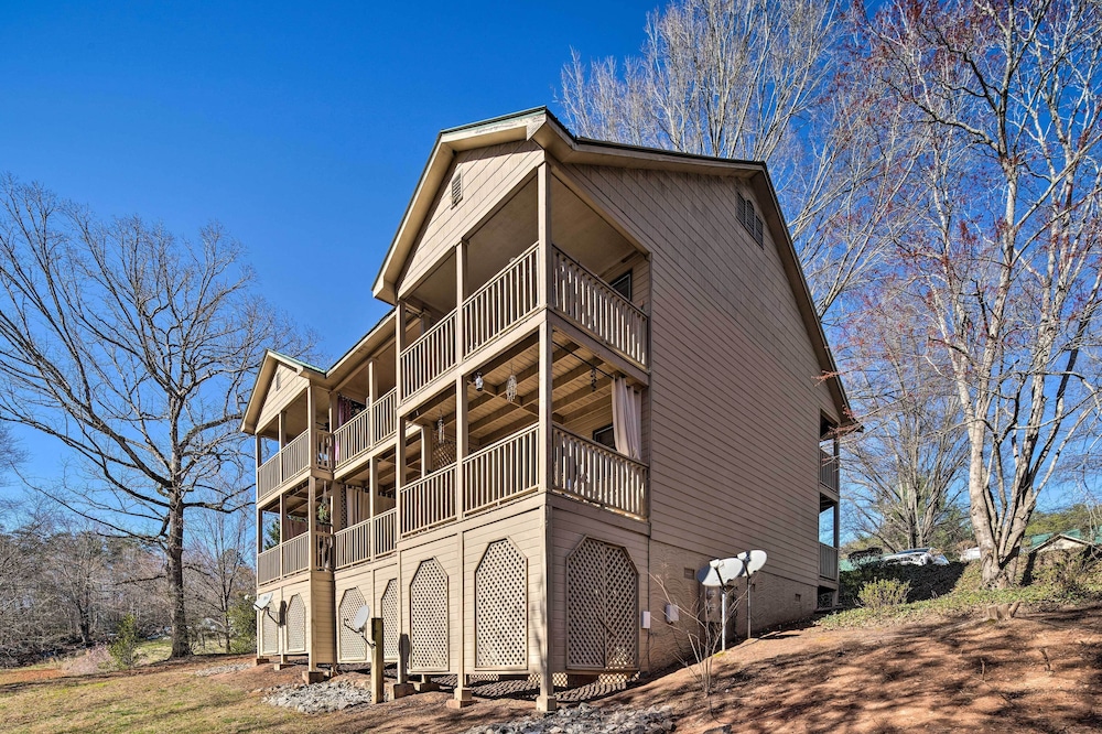 Private Balcony & Pool Access: Lake Lure Studio! - Lake Lure, NC