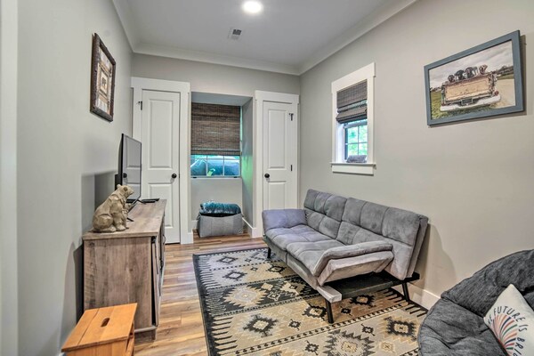 Crystal River Cabin W/ Scenic View & Fire Pit - Townsend, TN