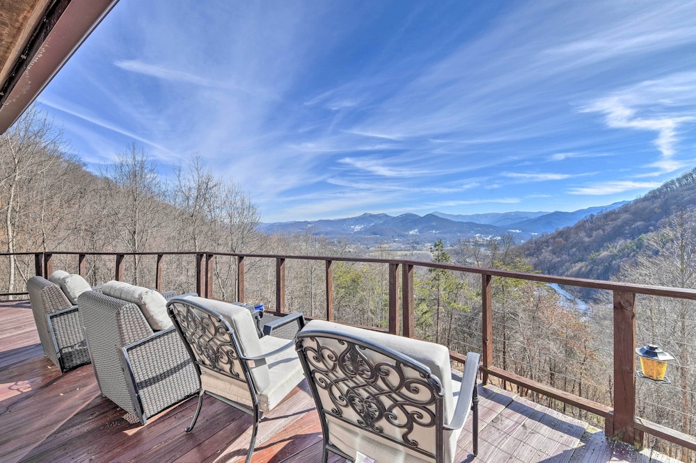 Scenic Pet-friendly House W/ Private Hot Tub! - Maggie Valley, NC