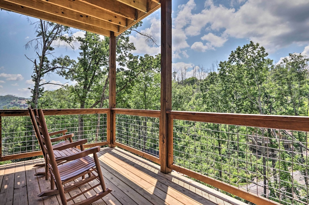 Hot Tub, Game Room, Decks: Cabin In Gatlinburg - Gatlinburg