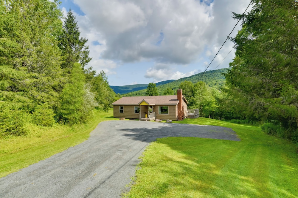 Quiet Catskills Getaway W/ Deck & Mtn Views - Roxbury, NY