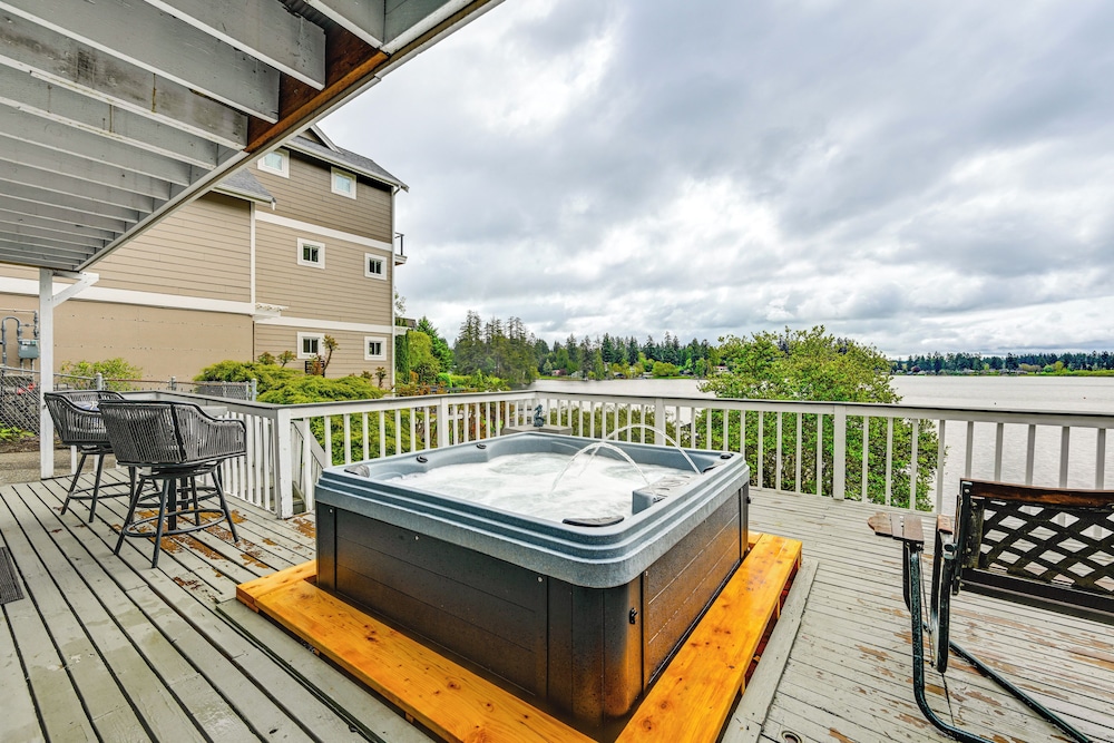 Lakeside Lacey Gem W/ Fire Pit + Private Dock - Anderson Island