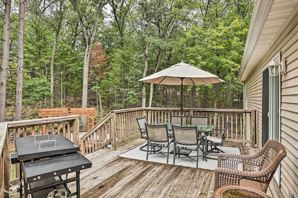 Charming Pentwater Home W/ Fire Pit & Yard! - Pentwater, MI