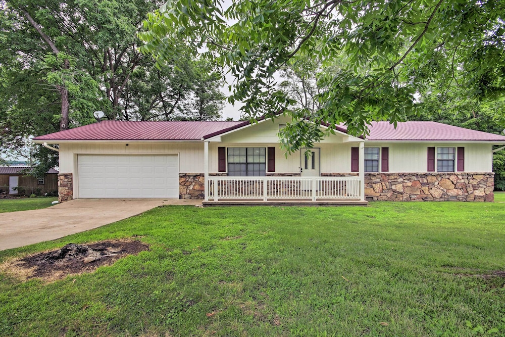 Yard + 15' Boat Slip: Waterfront Grove Getaway - Grove