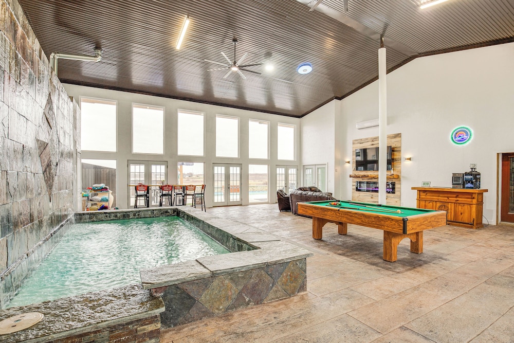 Lakefront Wichita Falls Home W/ Pool & Hot Tub - Wichita Falls, TX