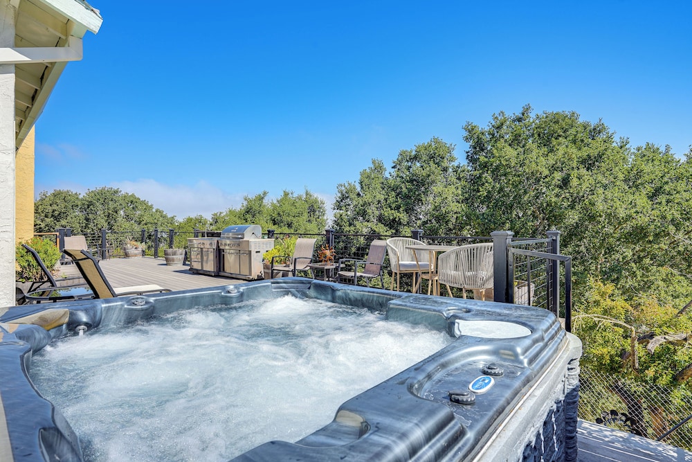 Vallejo Home W/ Spacious Deck, Hot Tub & Views - American Canyon, CA