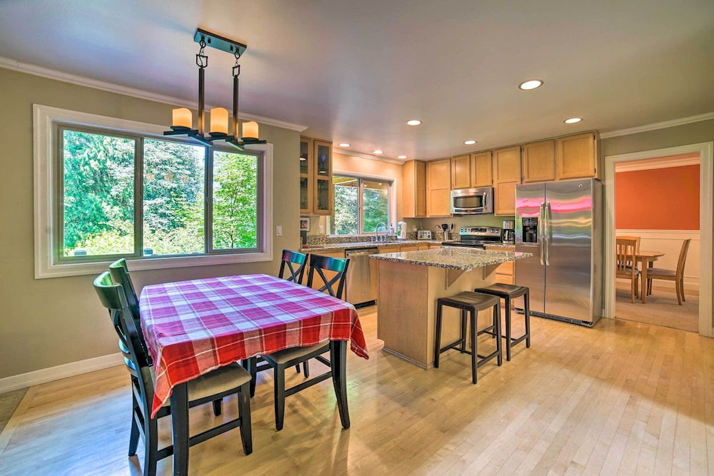 Beautiful Wine Country Home W/ Hot Tub & Lake View - Kirkland, WA