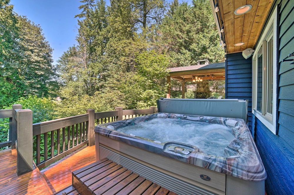 Beautiful Wine Country Home W/ Hot Tub & Lake View - Kirkland, WA