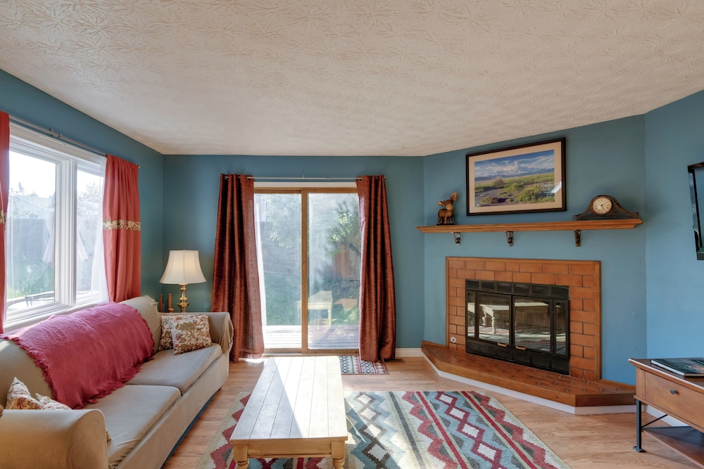 Charming Anchorage Home W/ Grill + Deck! - Anchorage, AK