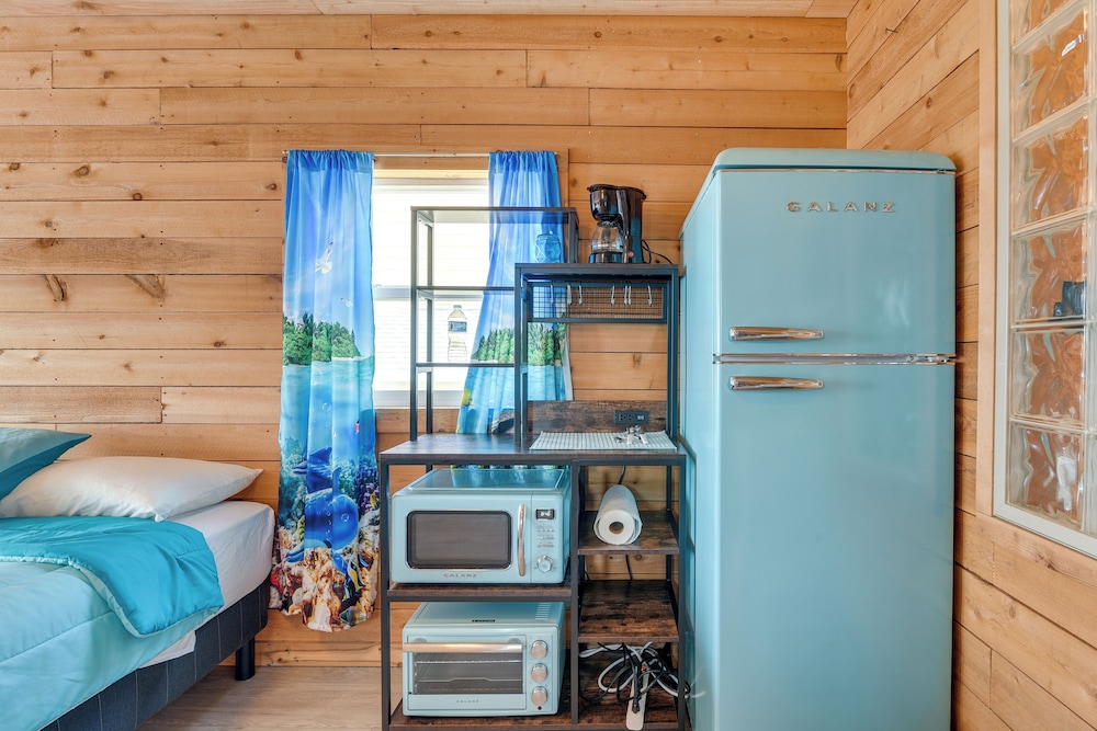 1 Mi To Ocean: Colorful Freeport Beach Rental! - Lake Jackson, TX
