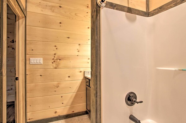 Luxe Cabin W/ Home Theater < 2 Miles To Gatlinburg - Gatlinburg, TN